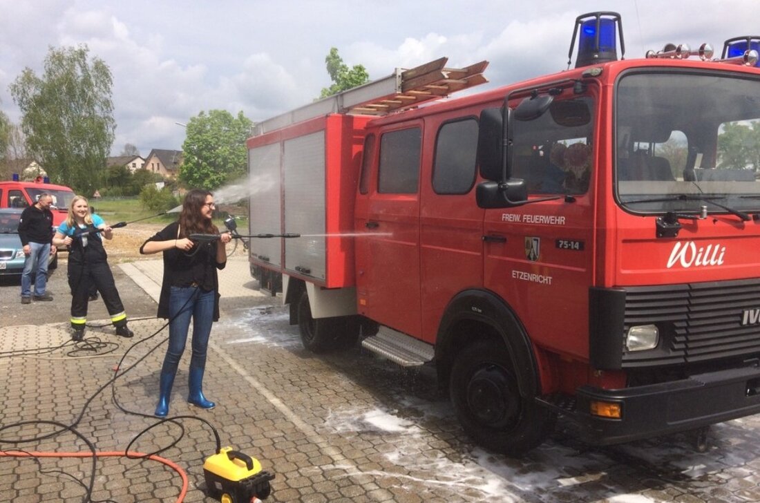 Mit vollem Einsatz und Festdamen-Charme: Über 80 Autos auf Hochglanz ...
